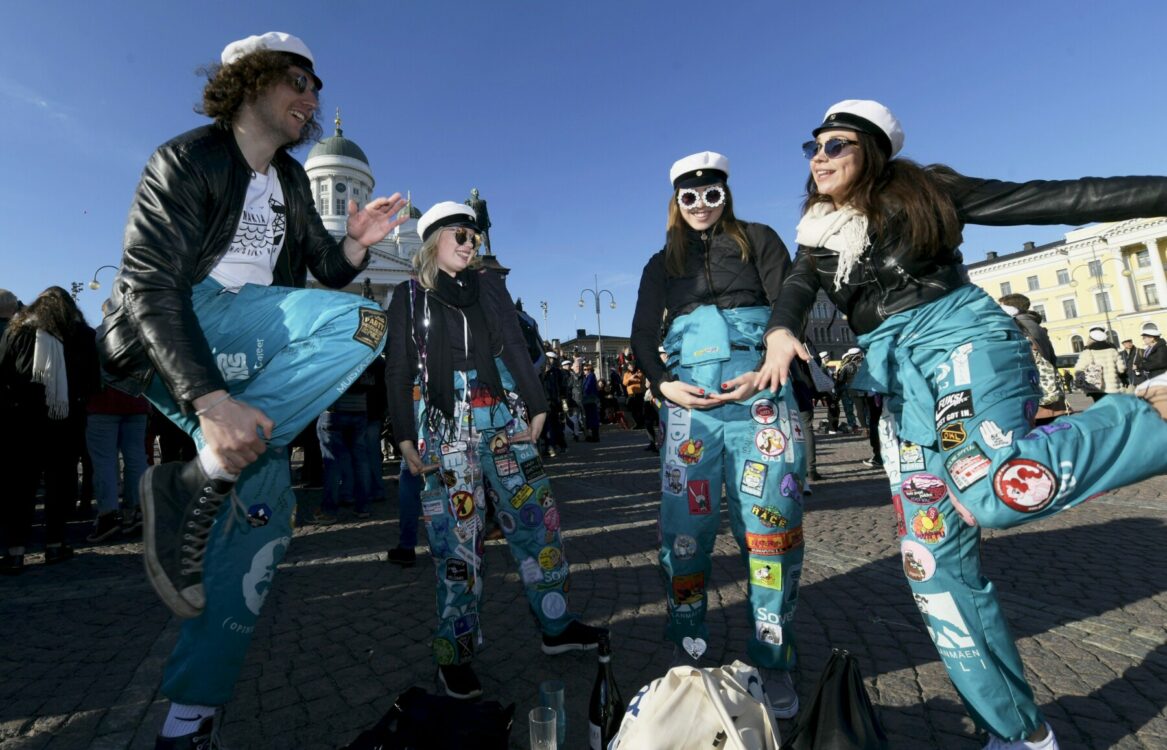 What’s the deal with the overalls you see university students wearing ...