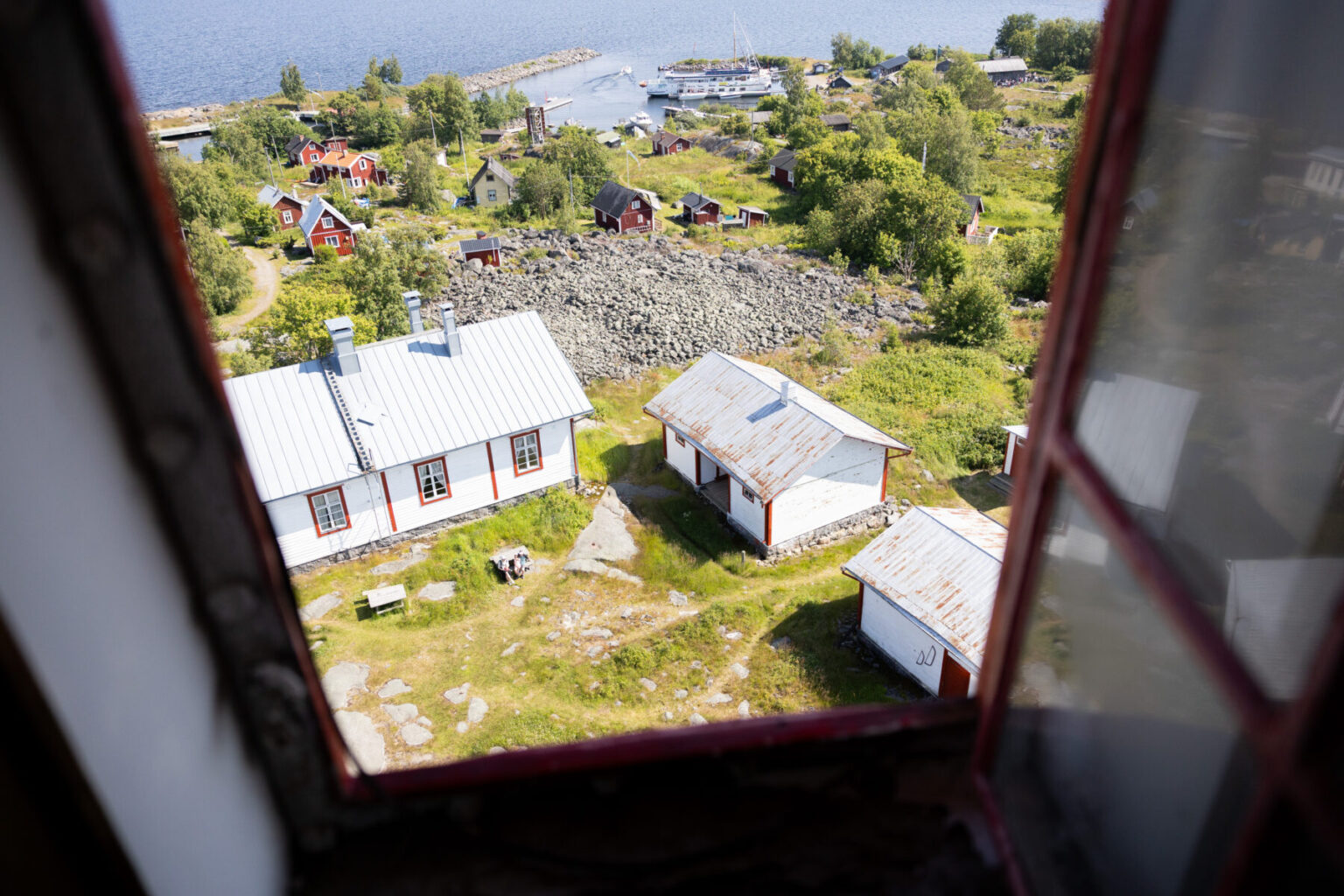Discover the charm of Tankar Lighthouse Island, off the Finnish coast ...