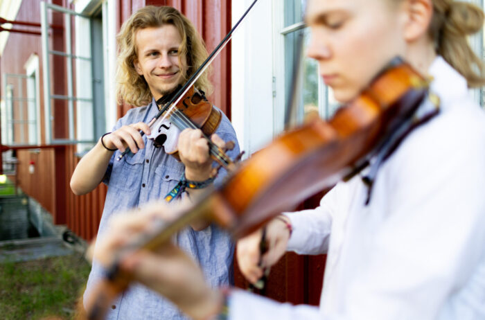 Dos promesas del violín mantienen la tradición de los “pelimanni ...