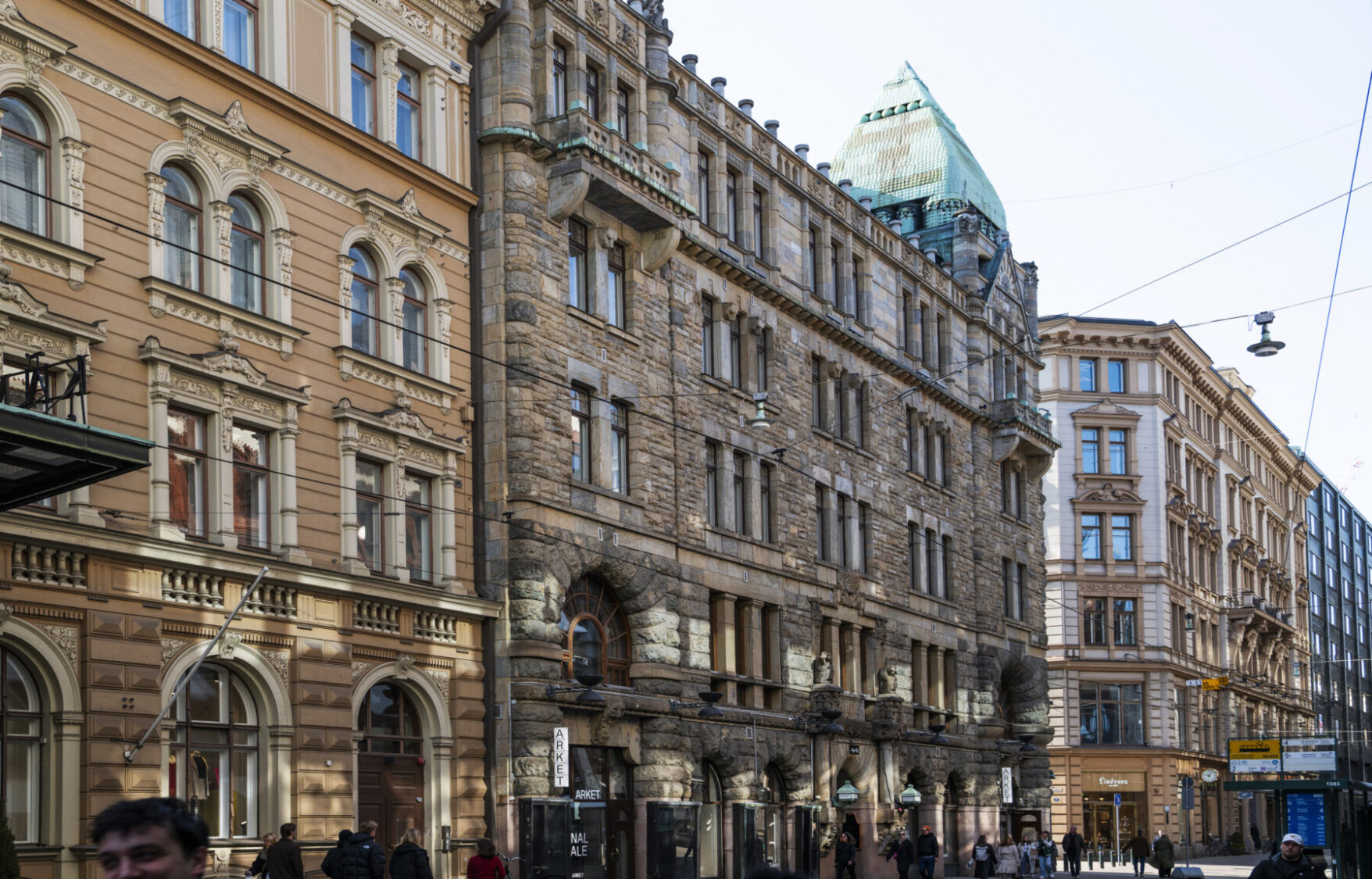 Heads up for Helsinki’s urban overstory: Lions and gargoyles and bears ...